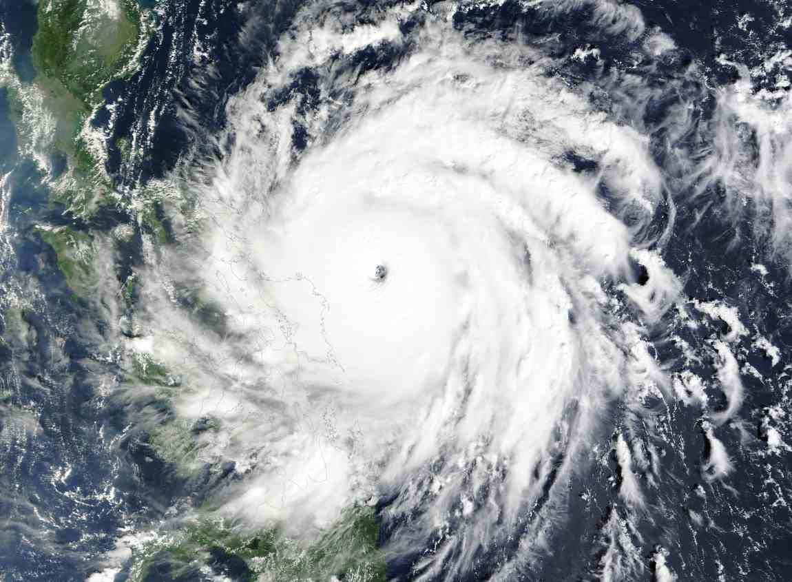 Tens of thousands flee as Typhoon Man-yi nears Philippines • Muser Press